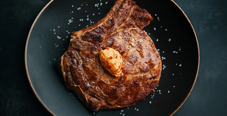 Côtes de Boeuf mit Kakao-Rub und Peperonibutter | Rezept
